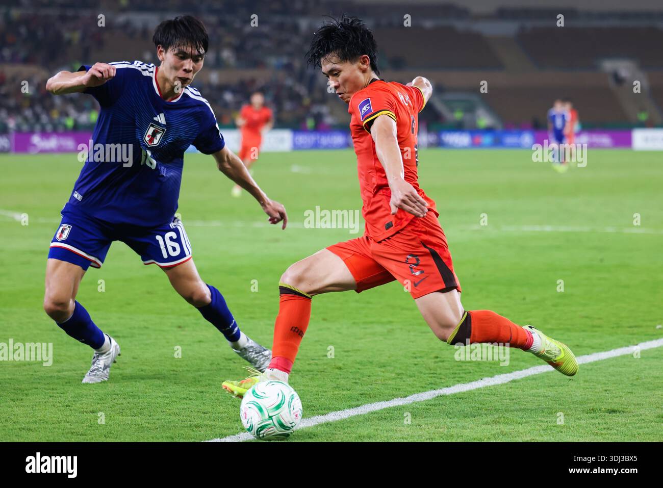 (260124) -- JEDDAH, Jan. 24, 2026 (Xinhua) -- Hu Hetao (R) of China ...