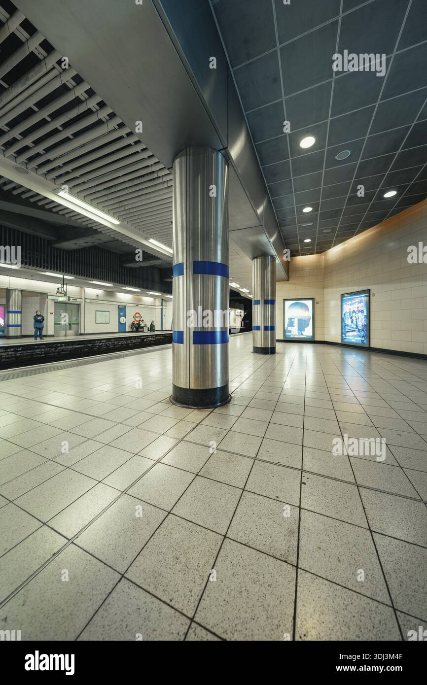 Tiled subway pillar hi-res stock photography and images - Alamy