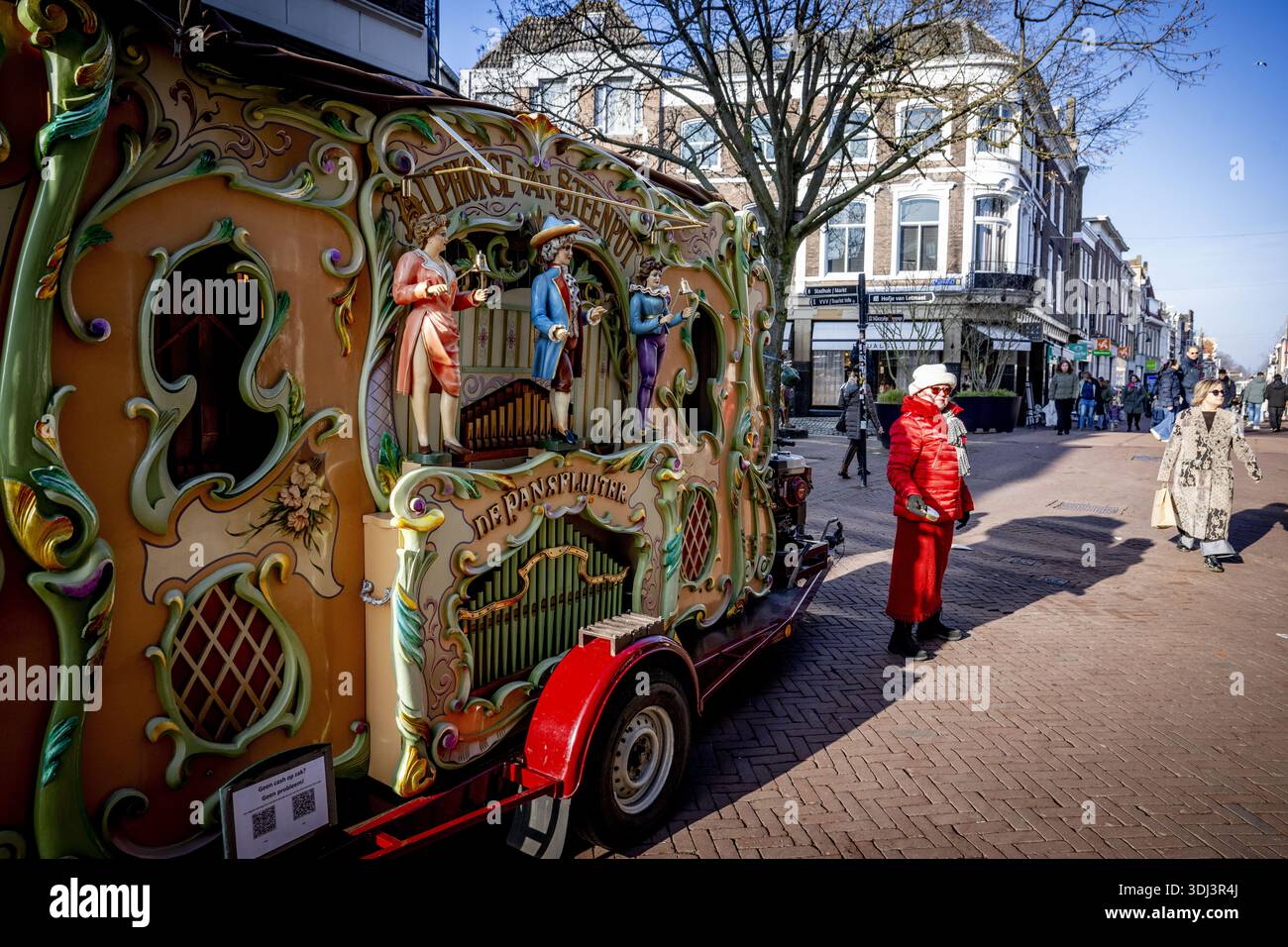GOUDA - A barrel organ in a shopping street ROBIN UTRECHT /ANP ...