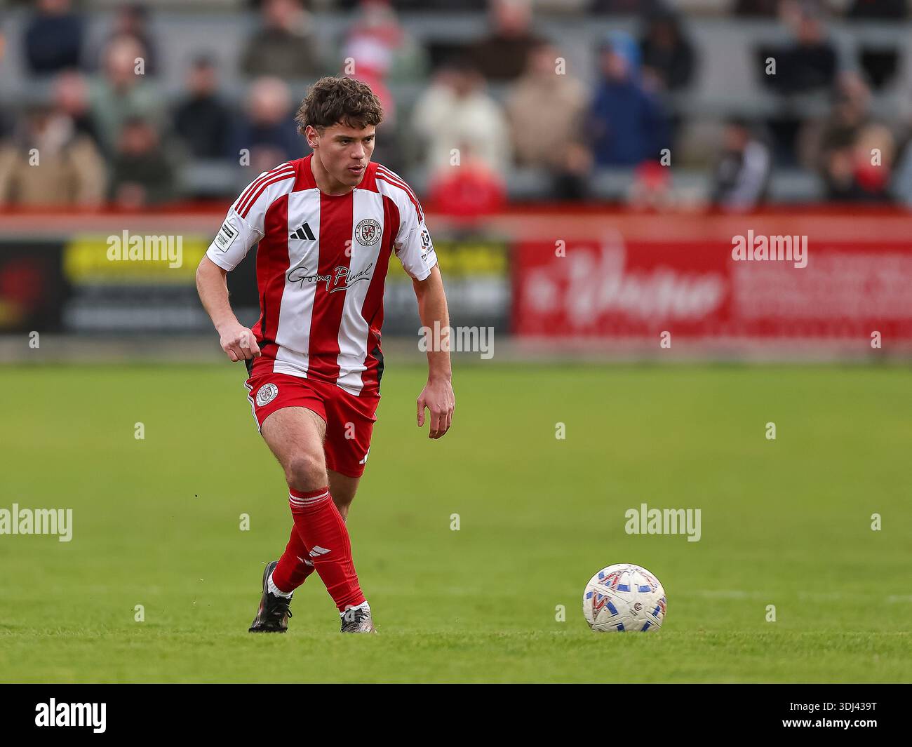 BRACKLEY, ENGLAND - JANUARY 24: Byron Pendleton of Brackley Town passes ...