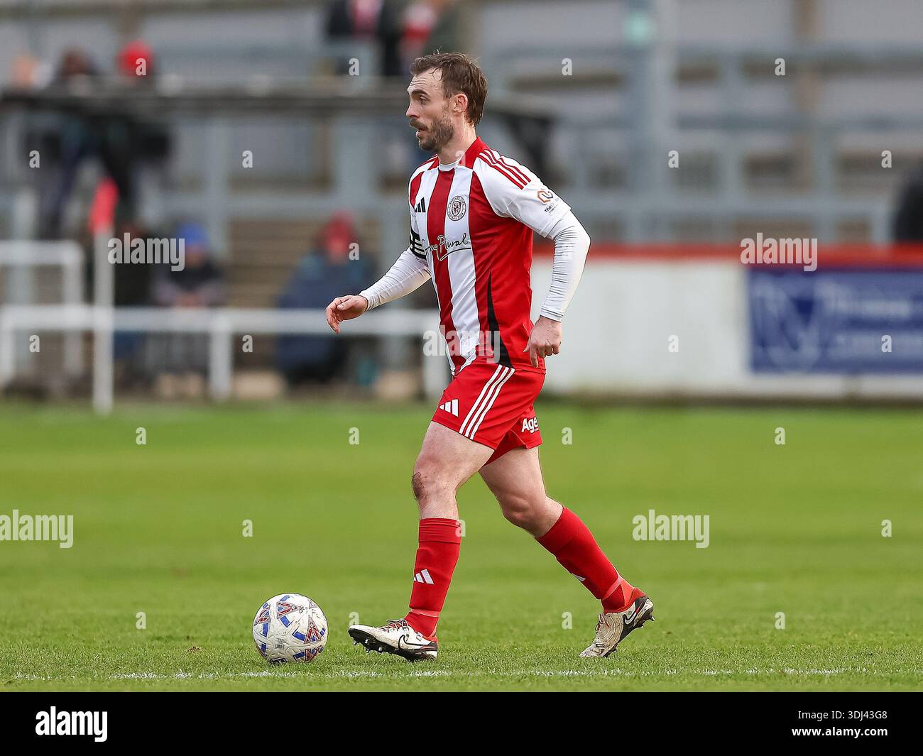 BRACKLEY, ENGLAND - JANUARY 24: Shane Byrne of Brackley Town dribbles ...
