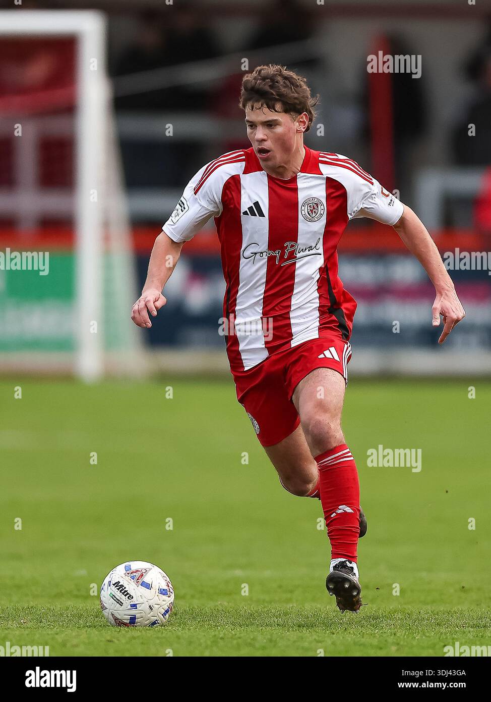BRACKLEY, ENGLAND - JANUARY 24: Byron Pendleton of Brackley Town ...
