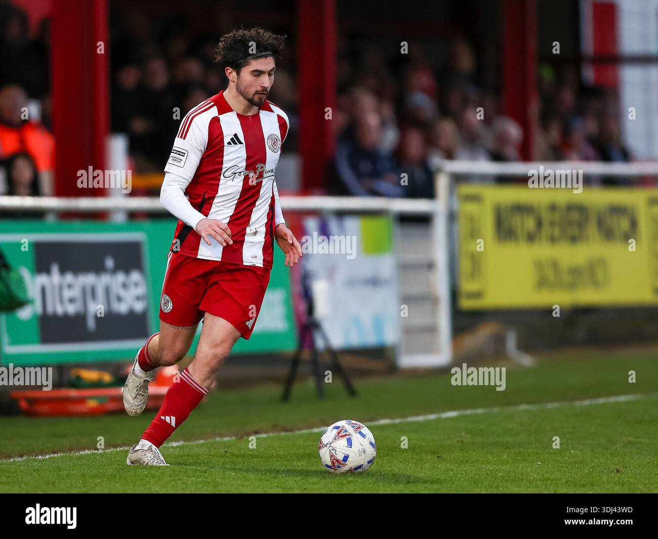 BRACKLEY, ENGLAND - JANUARY 24: Scott Pollock of Brackley Town dribbles ...