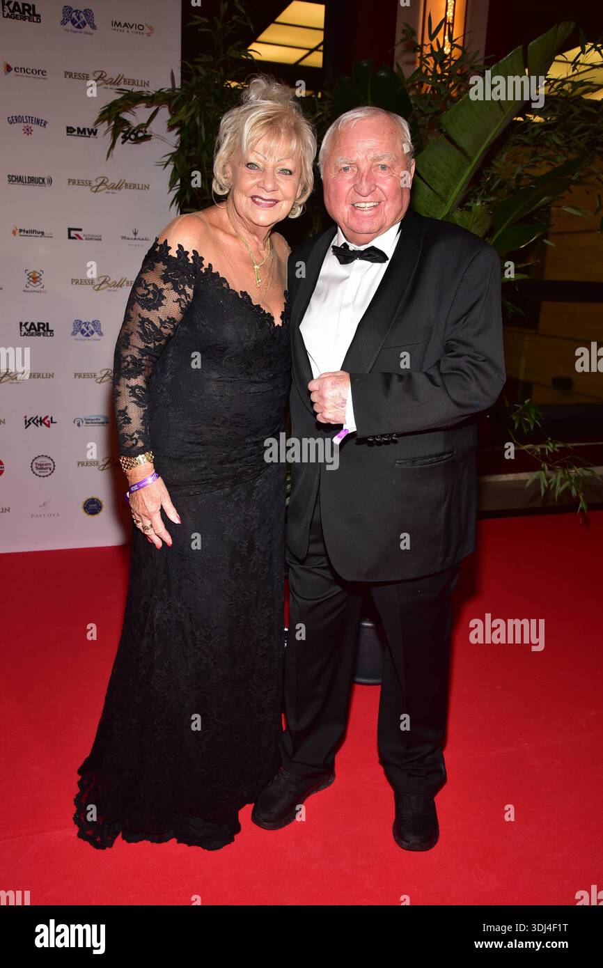 125 PresseBALLBerlin 2026 Ulli Wegner mit Ehefrau Magret Wegner 125 ...