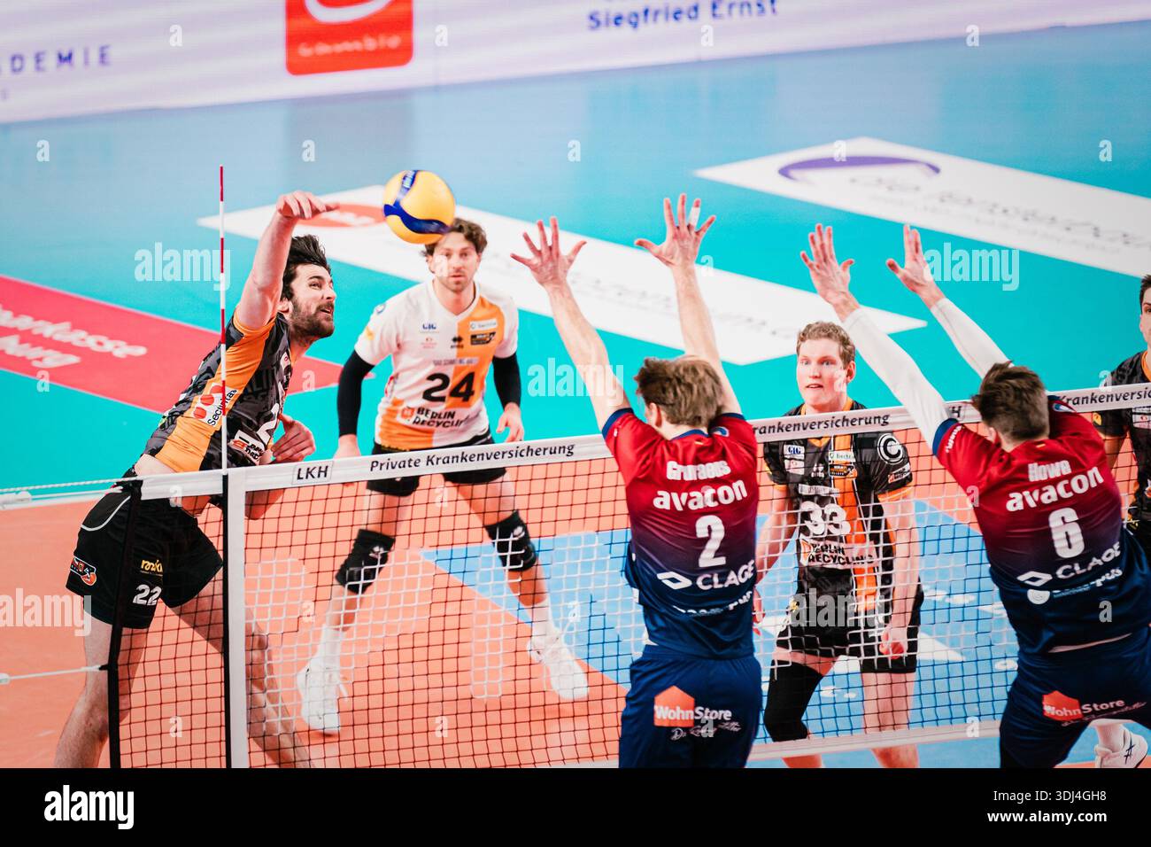 Jake Hanes (Berlin Recycling Volleys, 22) hits; Volleyball Bundesliga ...