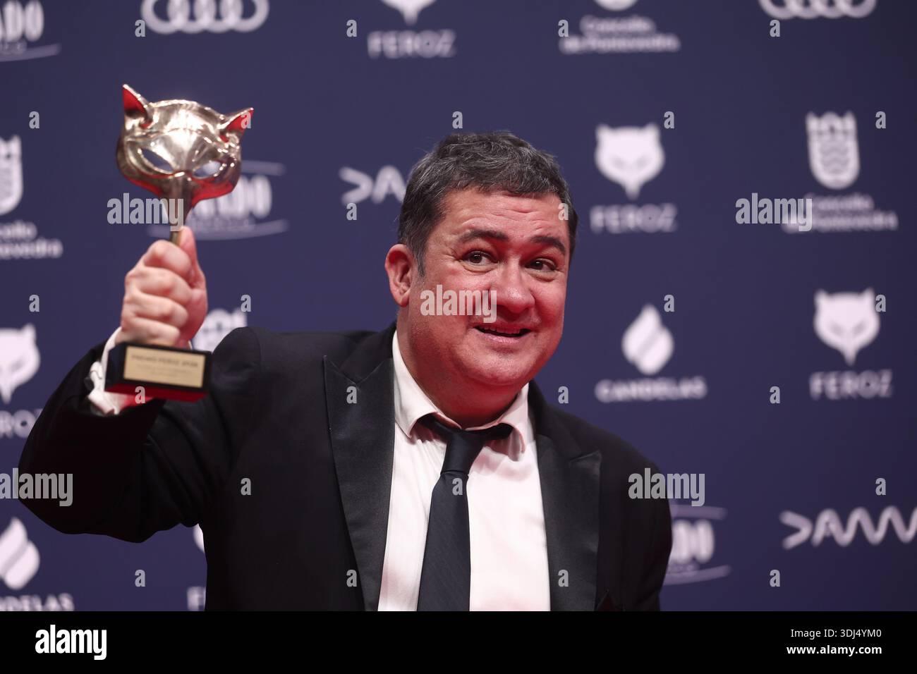 Actor Secun de la Rosa poses with the award for Best Supporting Actor ...