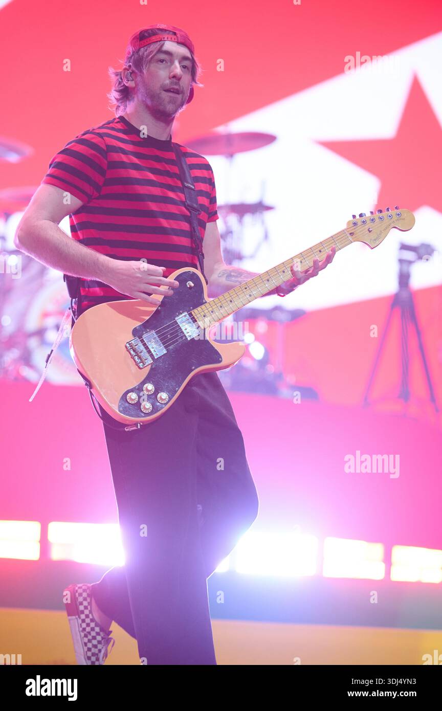 Everyones talking hi-res stock photography and images - Alamy