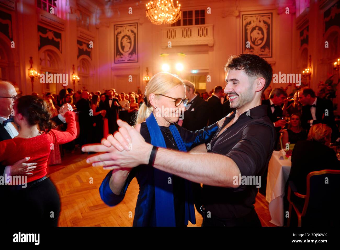 24 January 2026, Hamburg: Dancer Henk Nagel (r) dances the opening ...