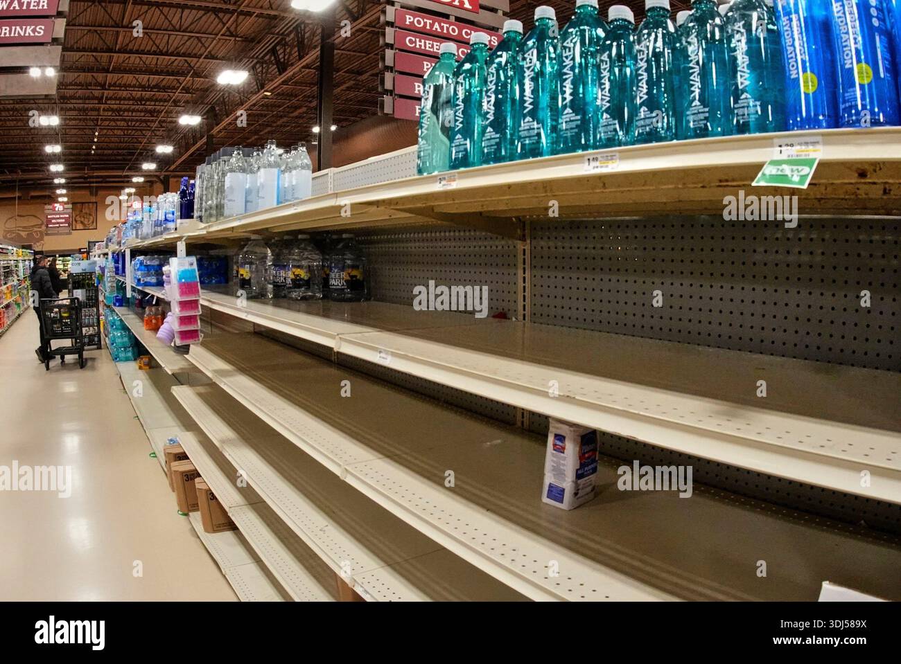 Shelves that once contained water are picked over at a Pittsburgh ...