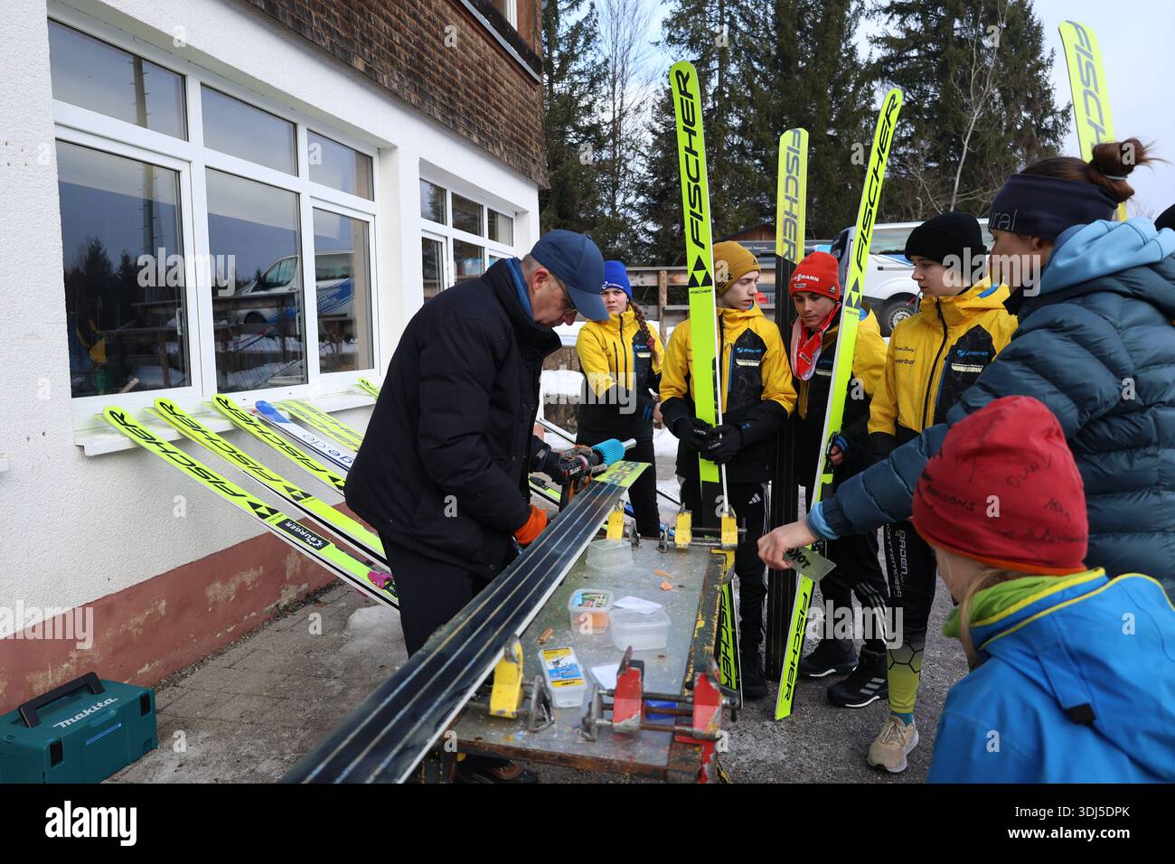 A well-waxed ski is the key to success - seen at the DSV Schülercup DSC ...