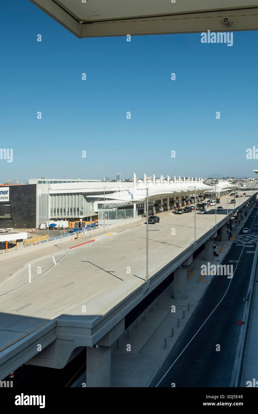 New terminal international airport hi-res stock photography and images ...