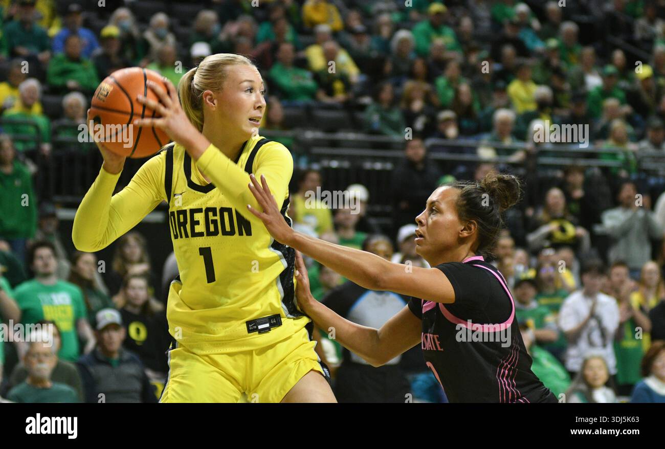 Oregon forward Mia Jacobs (1) passes around Penn State guard Shaelyn ...