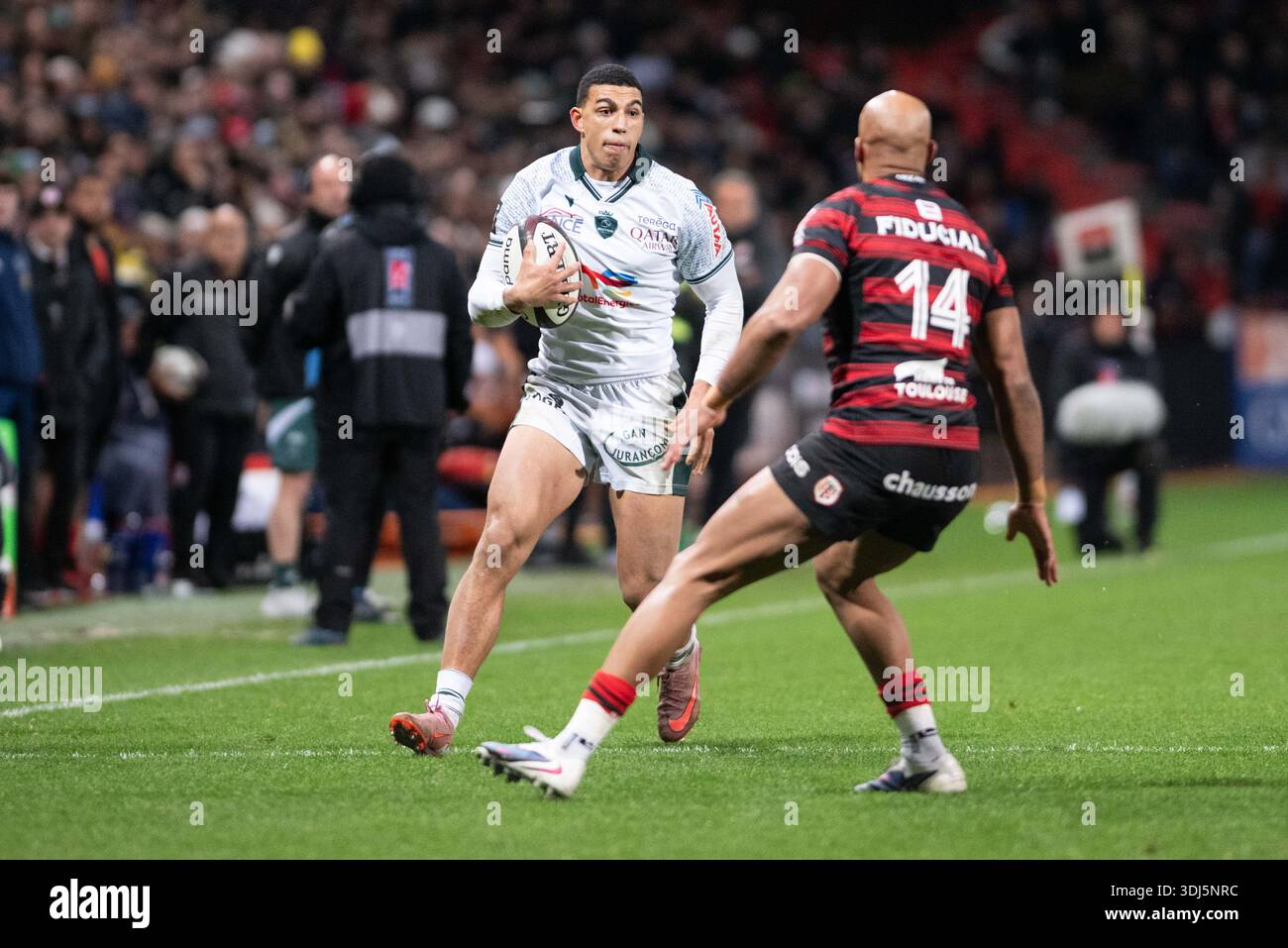 Aaron Grandidier of Pau during the Top 14 match between Toulouse and ...