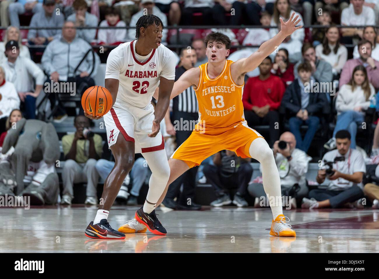 Tennessee forward J.P. Estrella (13) defends against Alabama forward ...