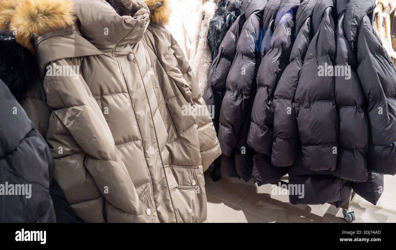 Black puffer jackets hi-res stock photography and images - Alamy