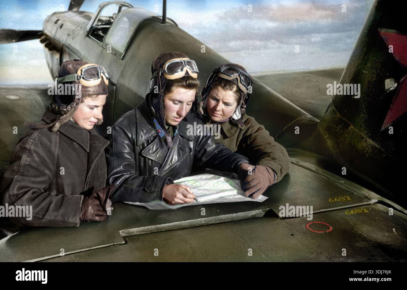 Soviet fighter aces from the Russian 586th Women's Fighter Regiment ...