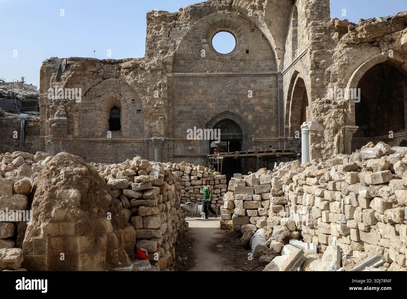 (260125) -- GAZA, Jan. 25, 2026 (Xinhua) -- Constructors work at the ...
