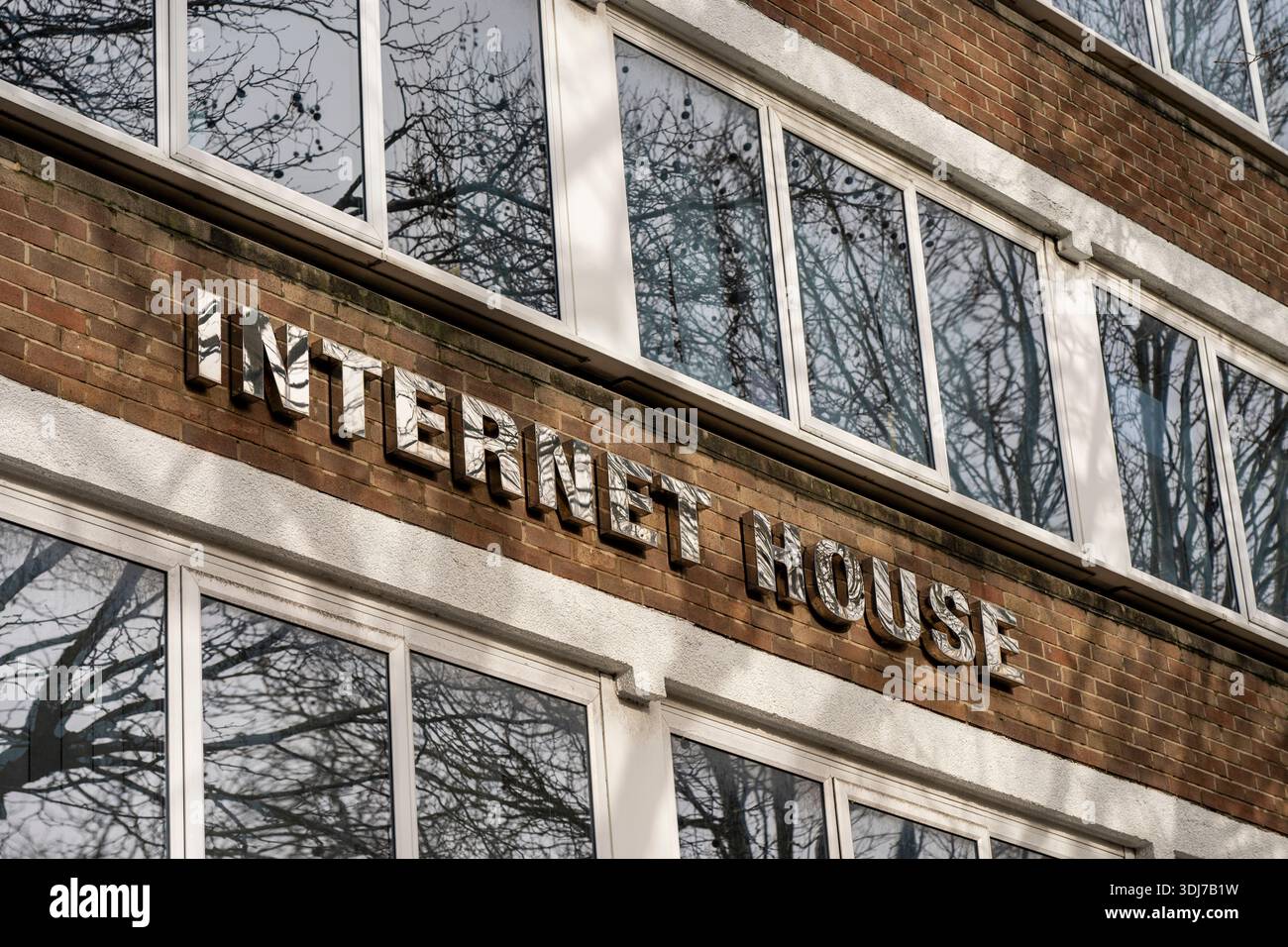 Internet house building in Portsmouth, Mid-century architecture ...