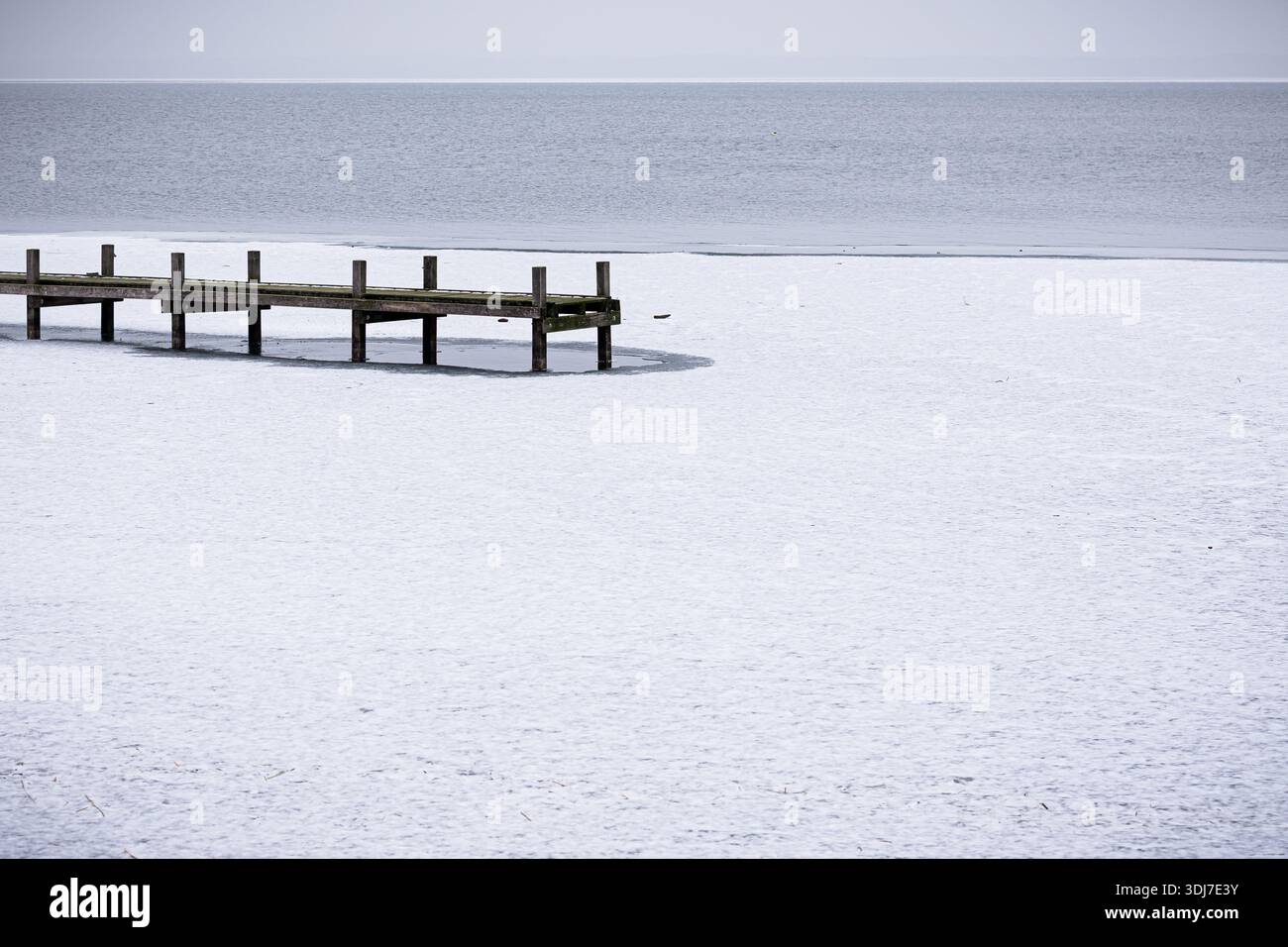 Steinhude, Germany. 25th Jan, 2026. A jetty juts out into the partially ...
