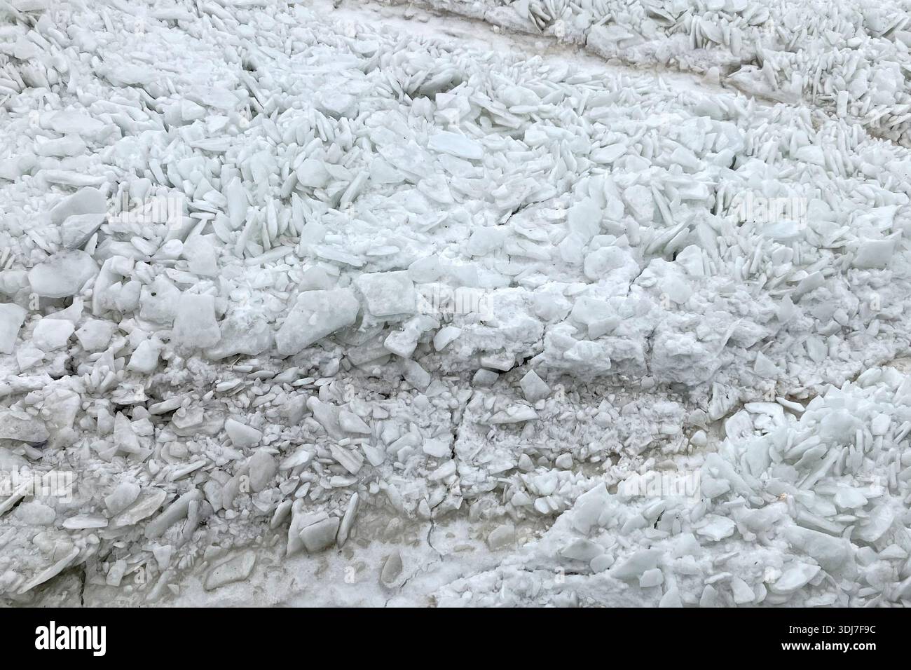25 January 2026, Schleswig-Holstein, Geesthacht: Ice piles up on the ...