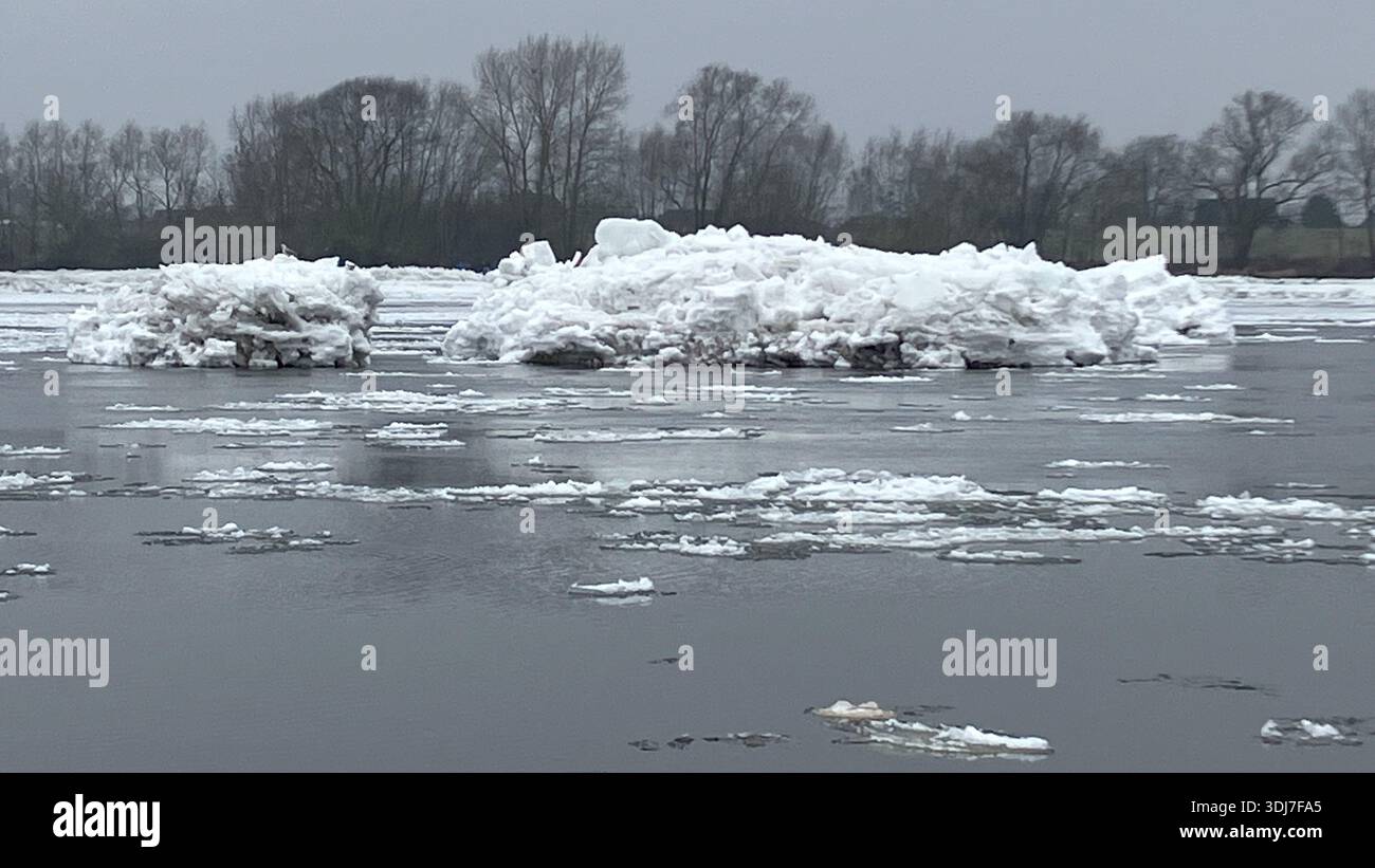 25 January 2026, Schleswig-Holstein, Geesthacht: Ice piles up on the ...