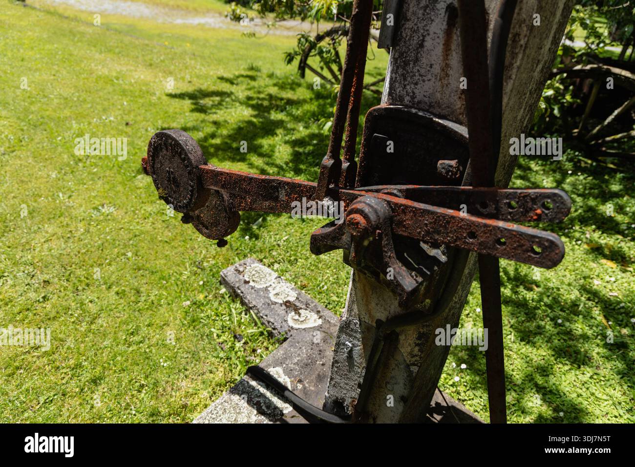 Industrial metal hinge mechanism hi-res stock photography and images ...