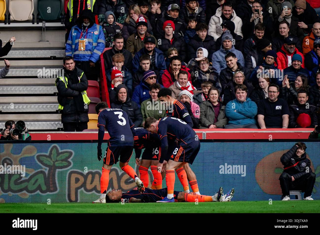 Igor Jesus of Nottingham Forest scores to make it 0-1 during the ...