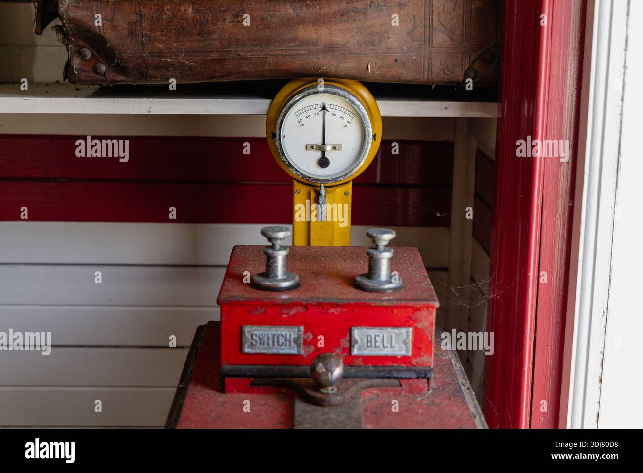 Industrial control panel gauge hi-res stock photography and images - Alamy