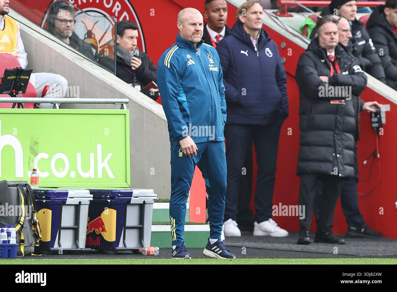 Nottingham Forest manager Sean Dyche during the Brentford v Nottingham ...