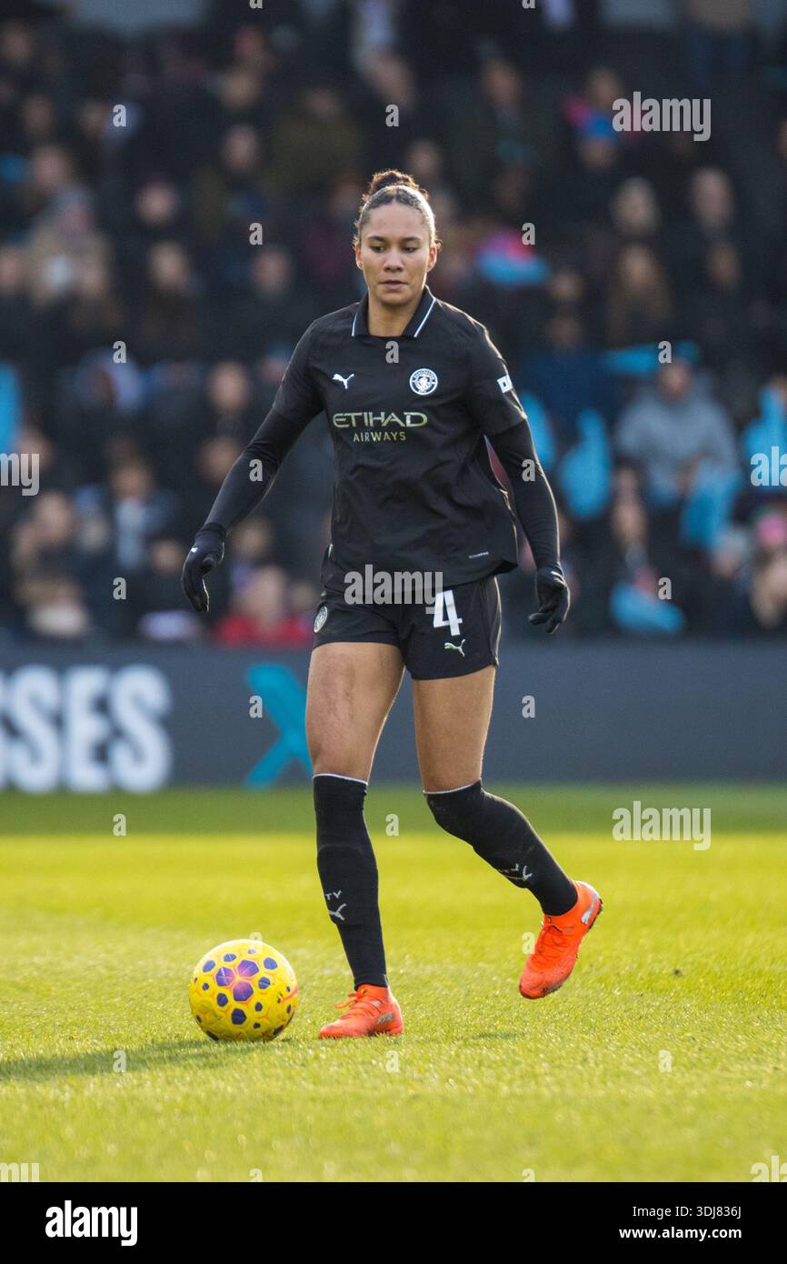 Jade Rose (4 Manchester City) looks to play forward during the match ...