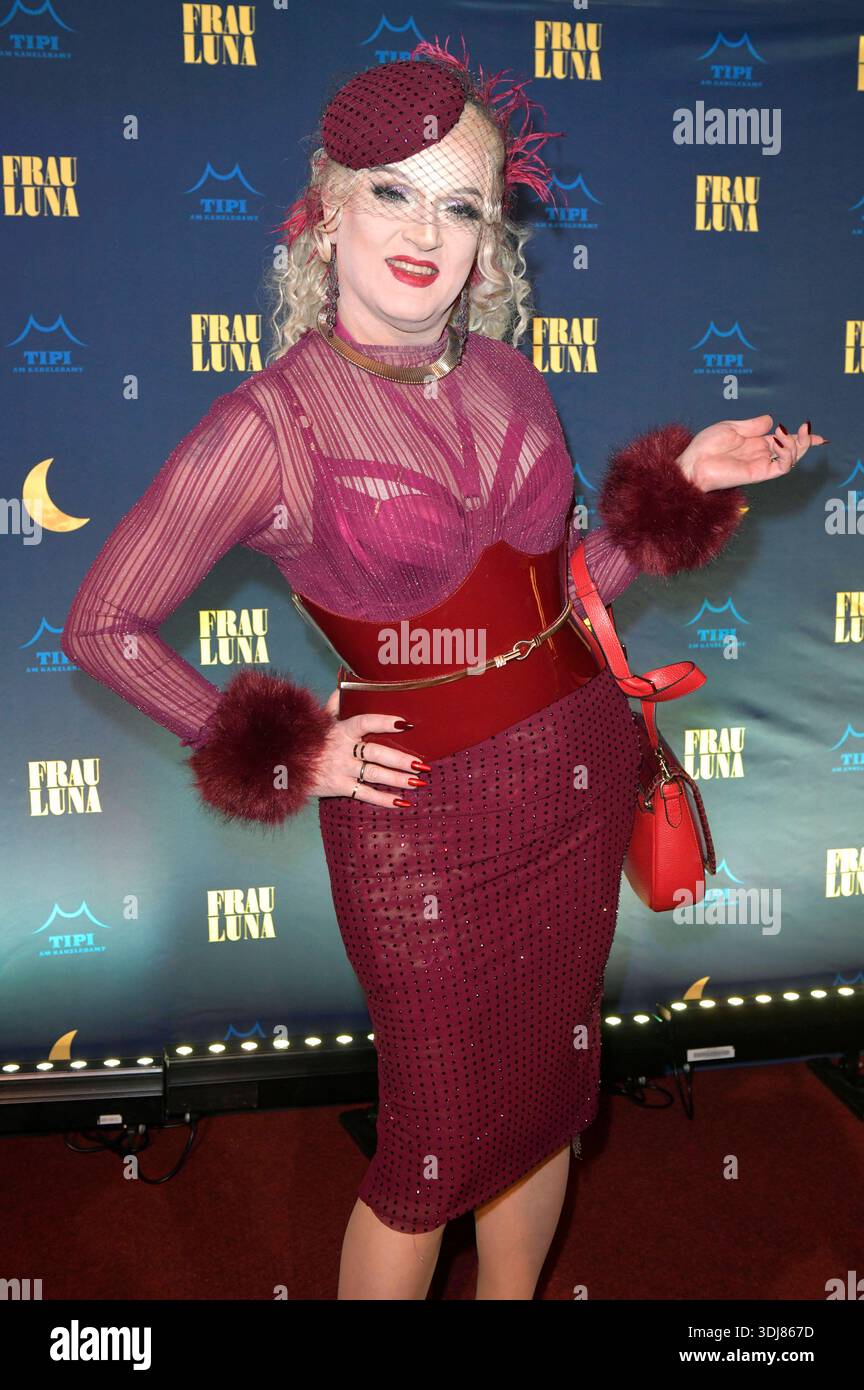 Sheila Wolf bei der Premiere der Operette Frau Luna im Tipi am ...
