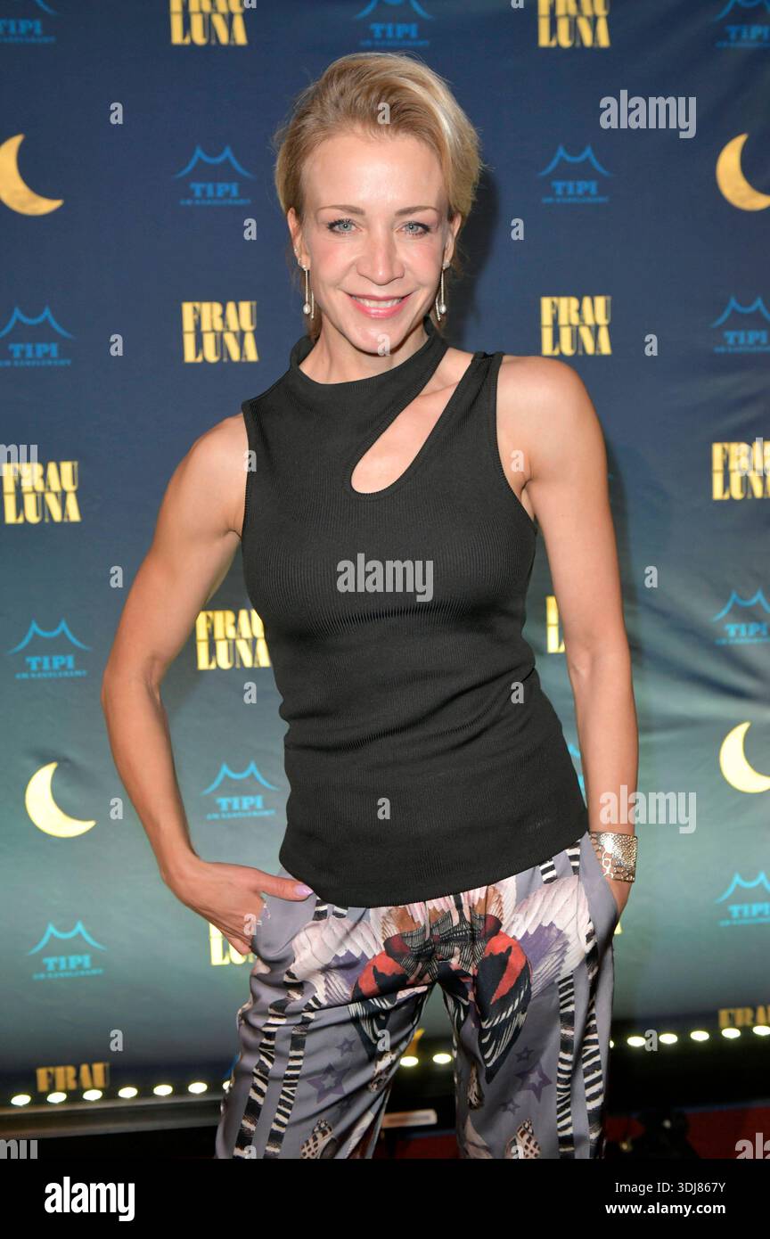 Annika Ernst bei der Premiere der Operette Frau Luna im Tipi am ...