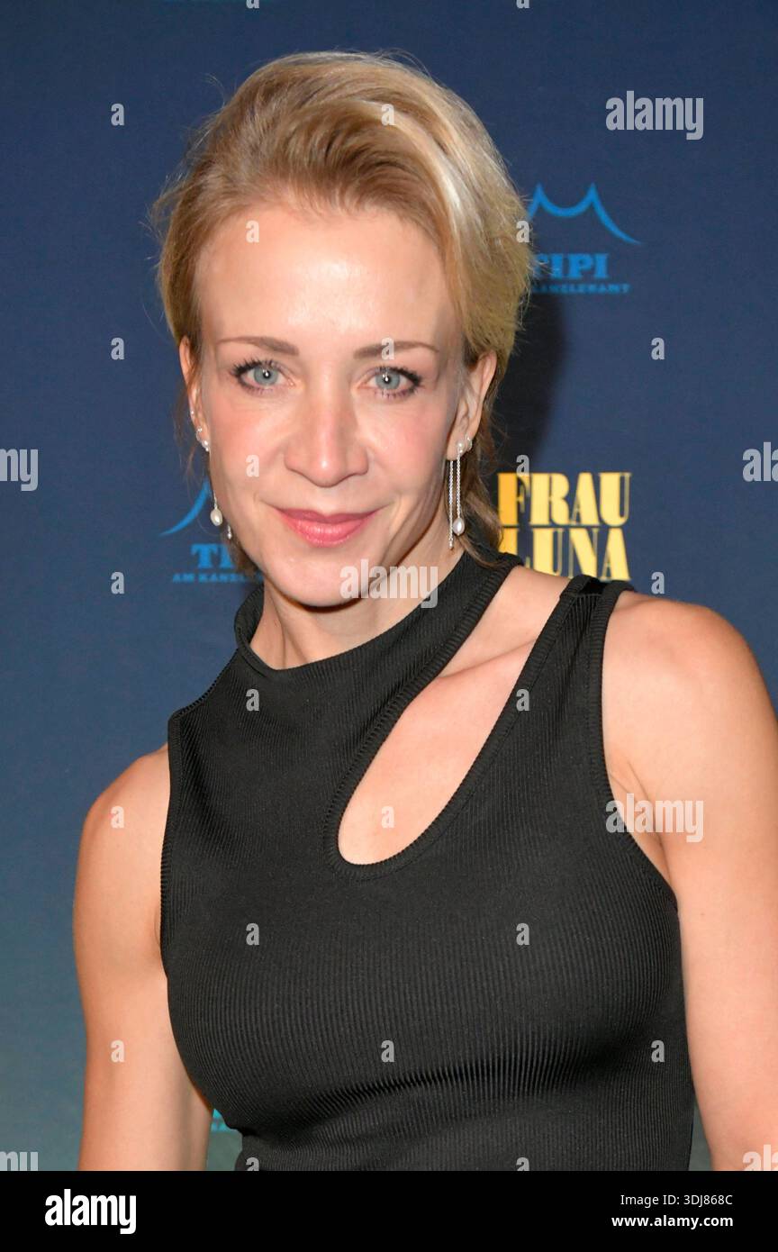 Annika Ernst bei der Premiere der Operette Frau Luna im Tipi am ...