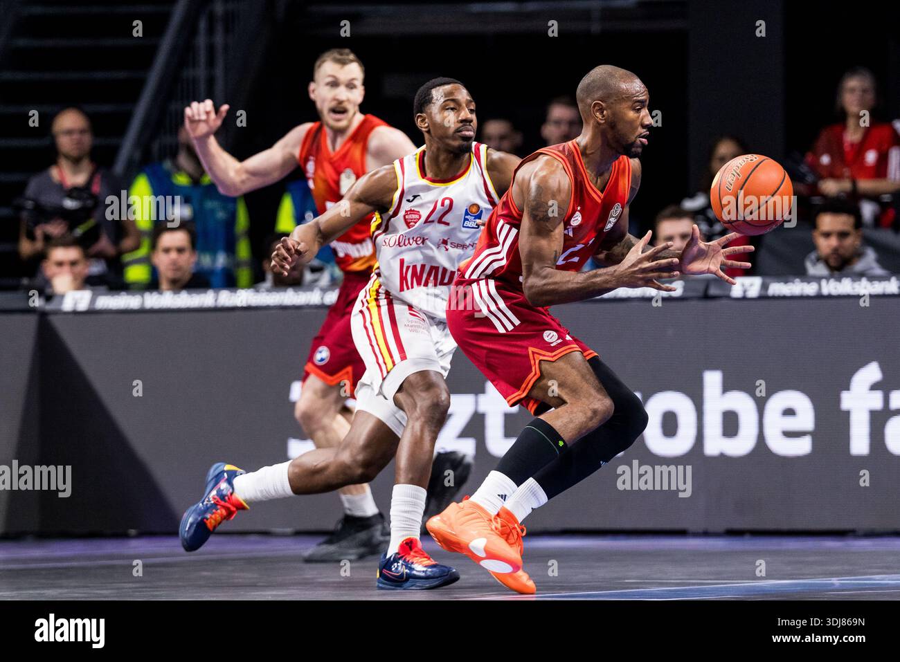 Jonathan Stove (Fitness First Würzburg Baskets, 22), Isiaha Mike (FC FC ...