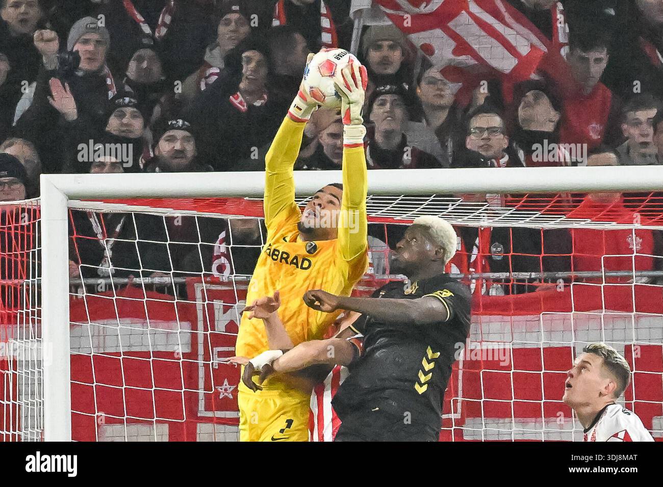 Noah Atubolu (Freiburg, #01), Ragnar Ache (1. FC Cologne, #09) in the ...