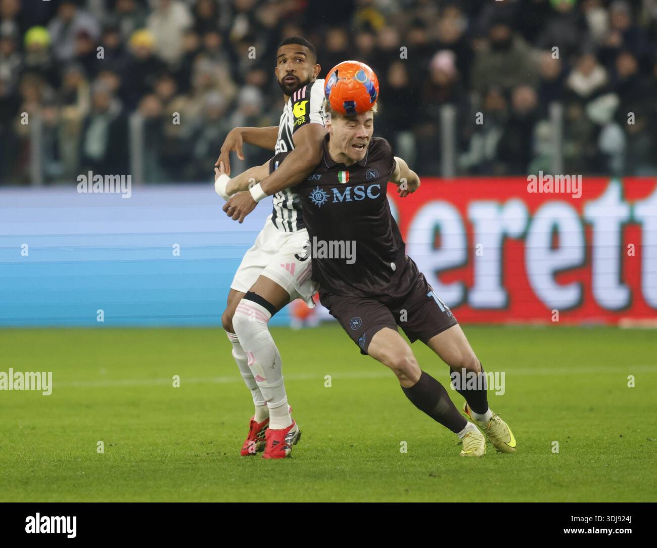Gelson Bremer of Juventus FC and Rasmus Hojlund of SSC Napoli during ...