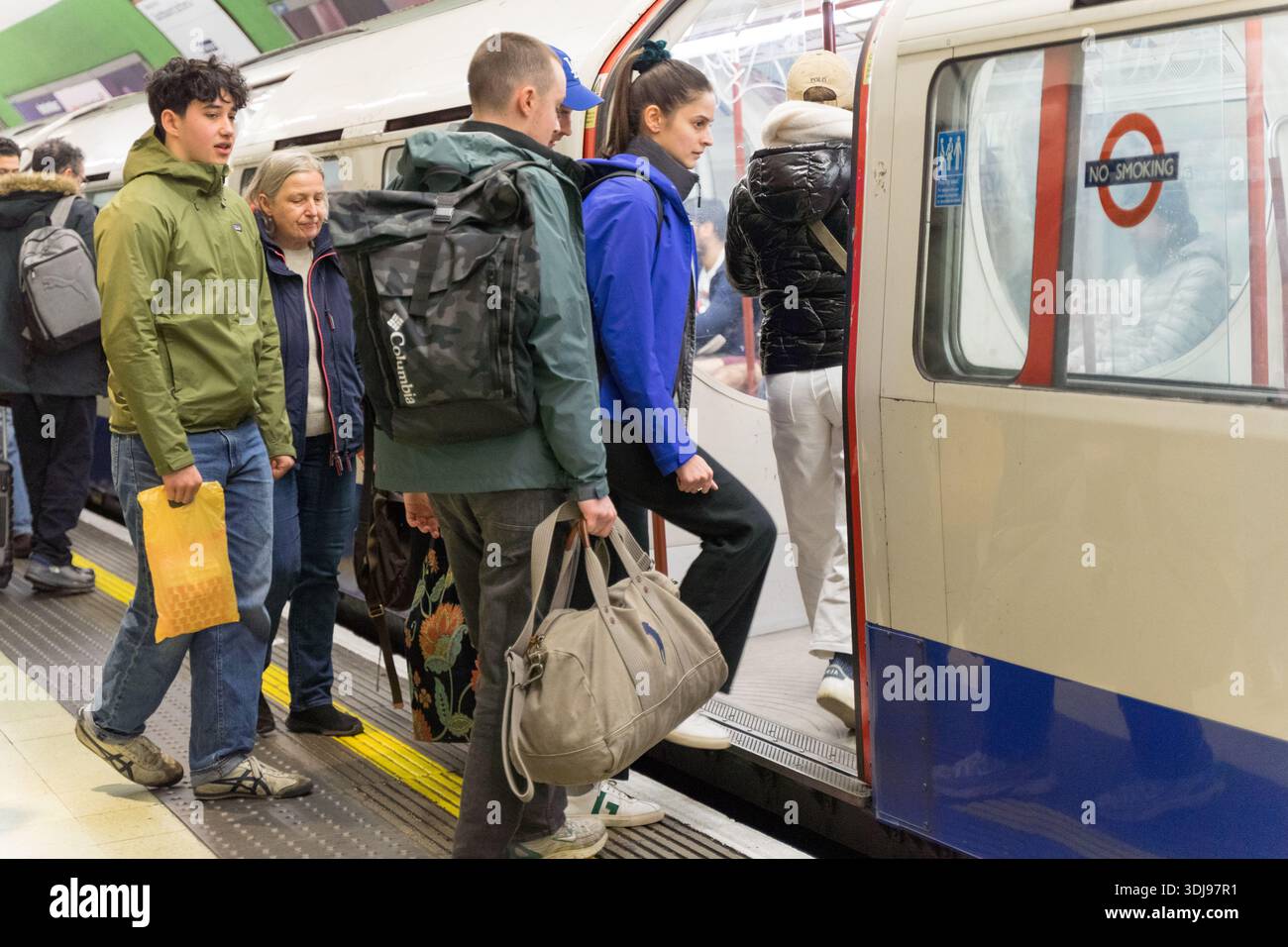 Hammersmith and city line closures hi-res stock photography and images ...