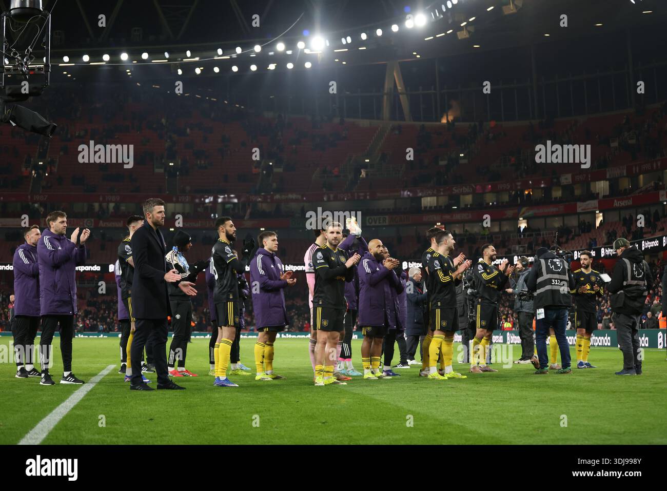 Man Utd celebrate victory at the end at the Arsenal v Manchester United ...