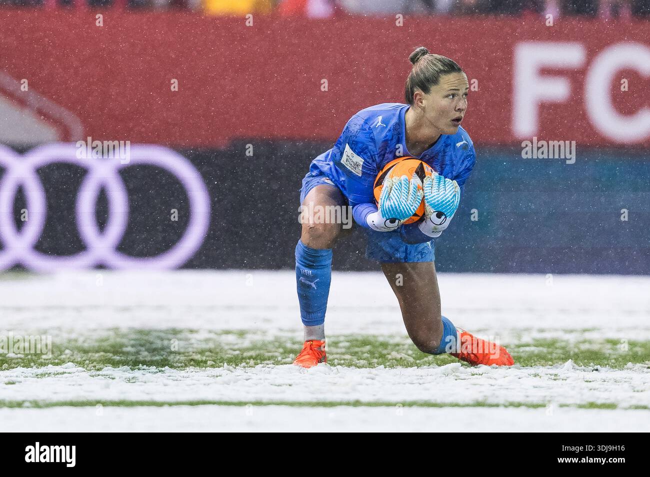 Elvira Herzog (RB Leipzig, 1) holds GOOGLE PIXEL Women's Bundesliga ...