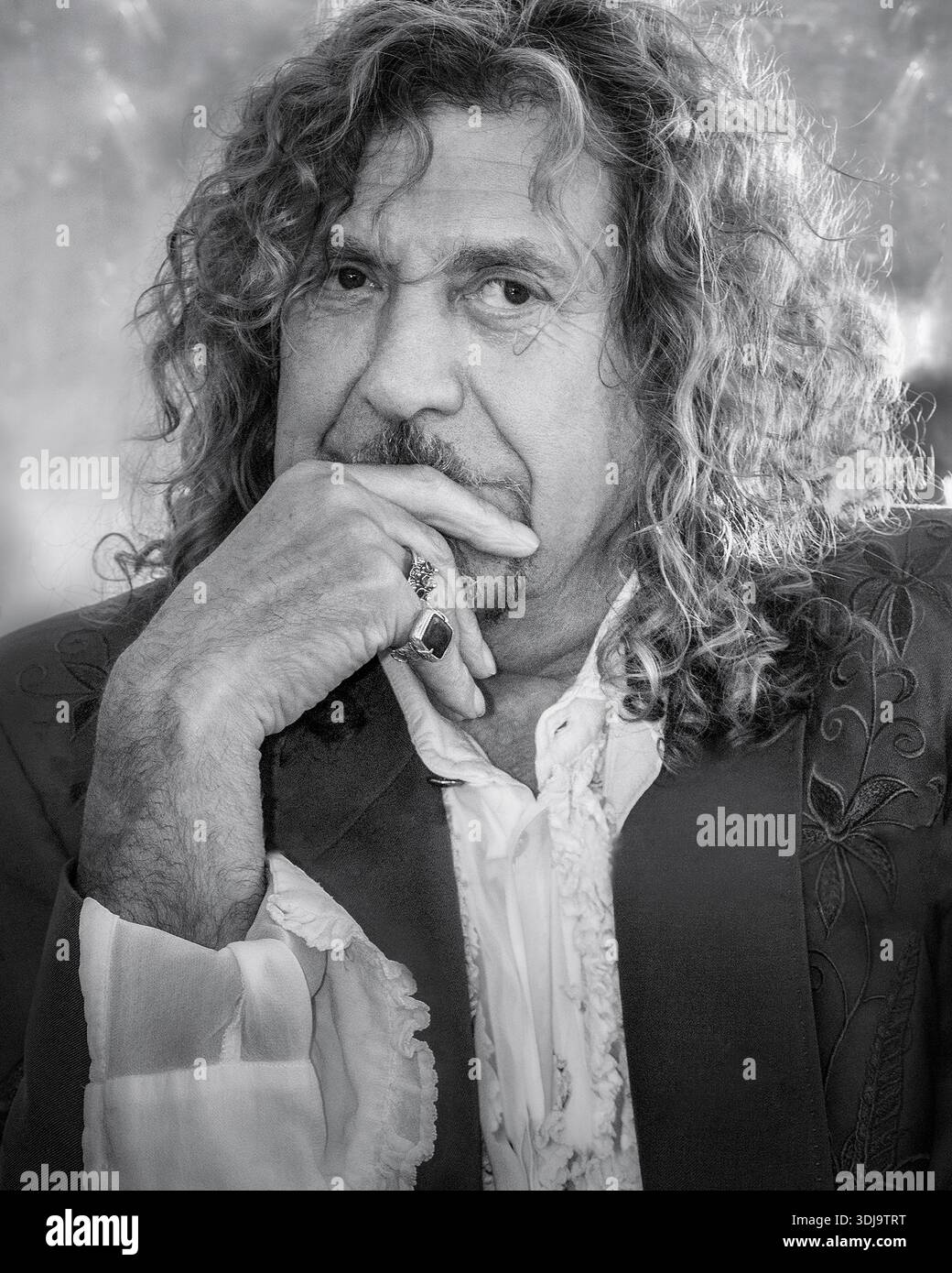 Robert plant t bone burnett hi-res stock photography and images - Alamy
