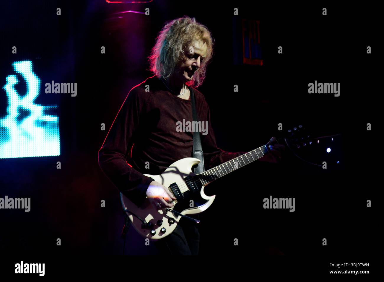Peter Stroud performs with Close Enemies in Fort Lauderdale, Florida ...
