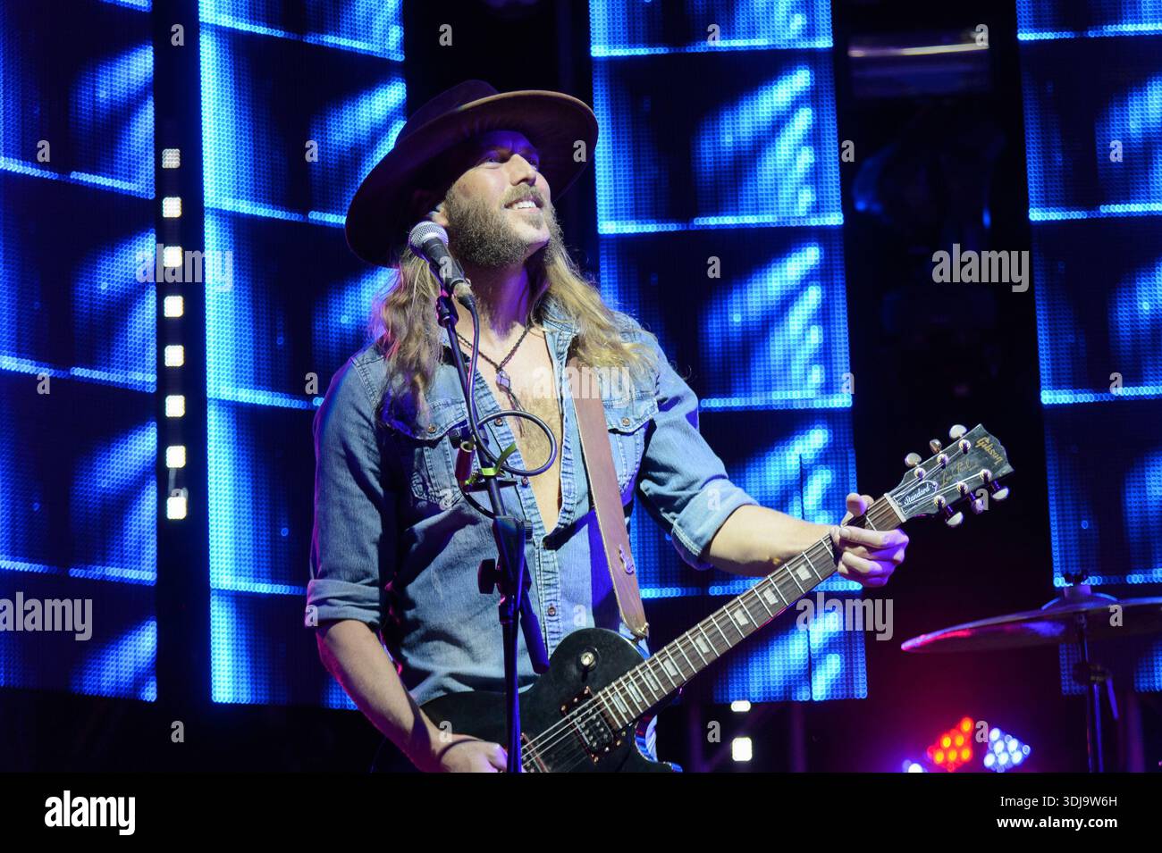 Coby Dante performs with Vern Daysel & The Burning Breeze in Fort ...