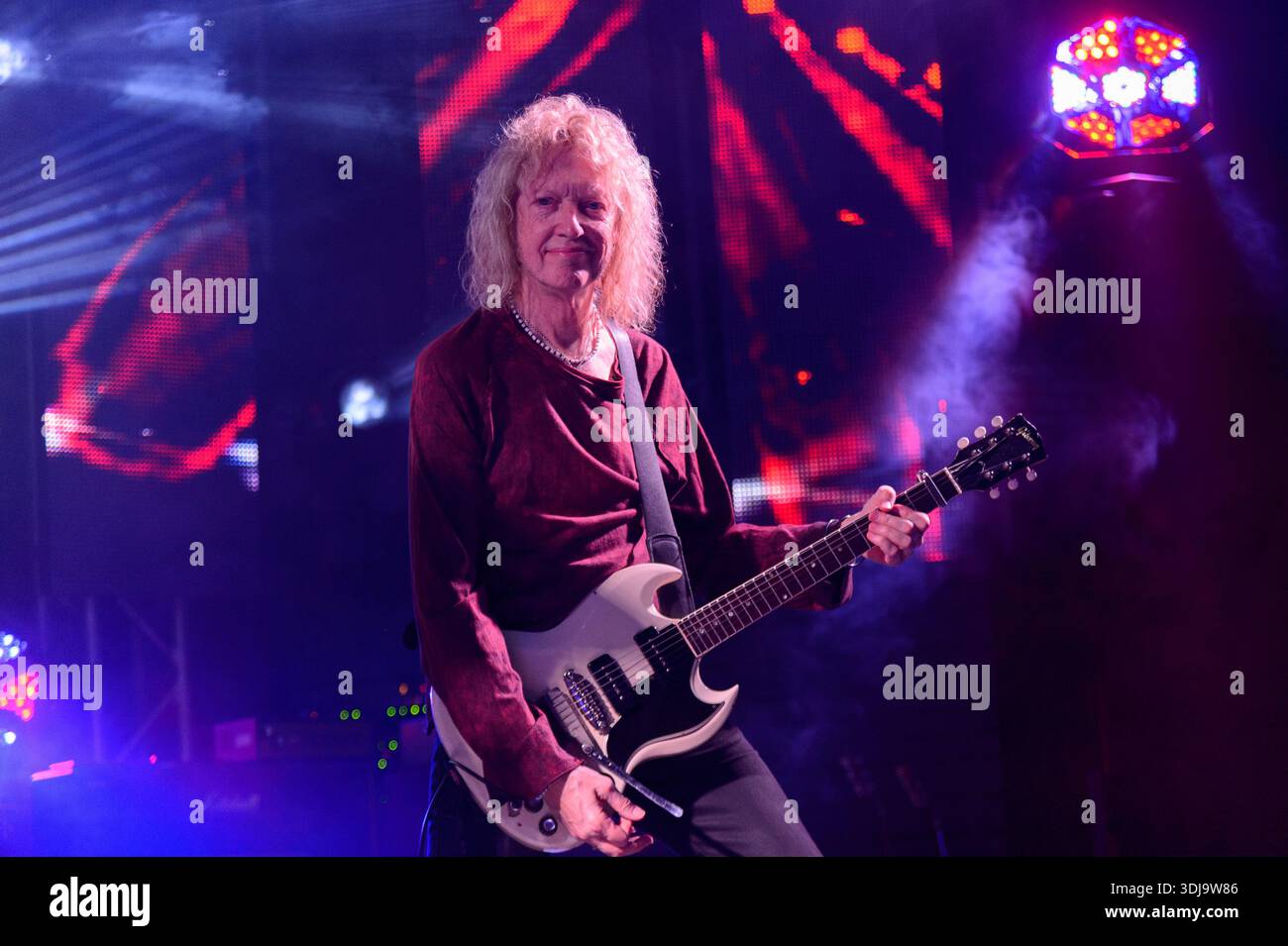 Peter Stroud performs with Close Enemies in Fort Lauderdale, Florida ...