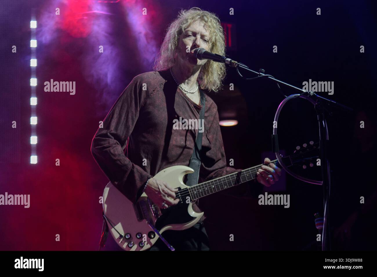 Peter Stroud performs with Close Enemies in Fort Lauderdale, Florida ...