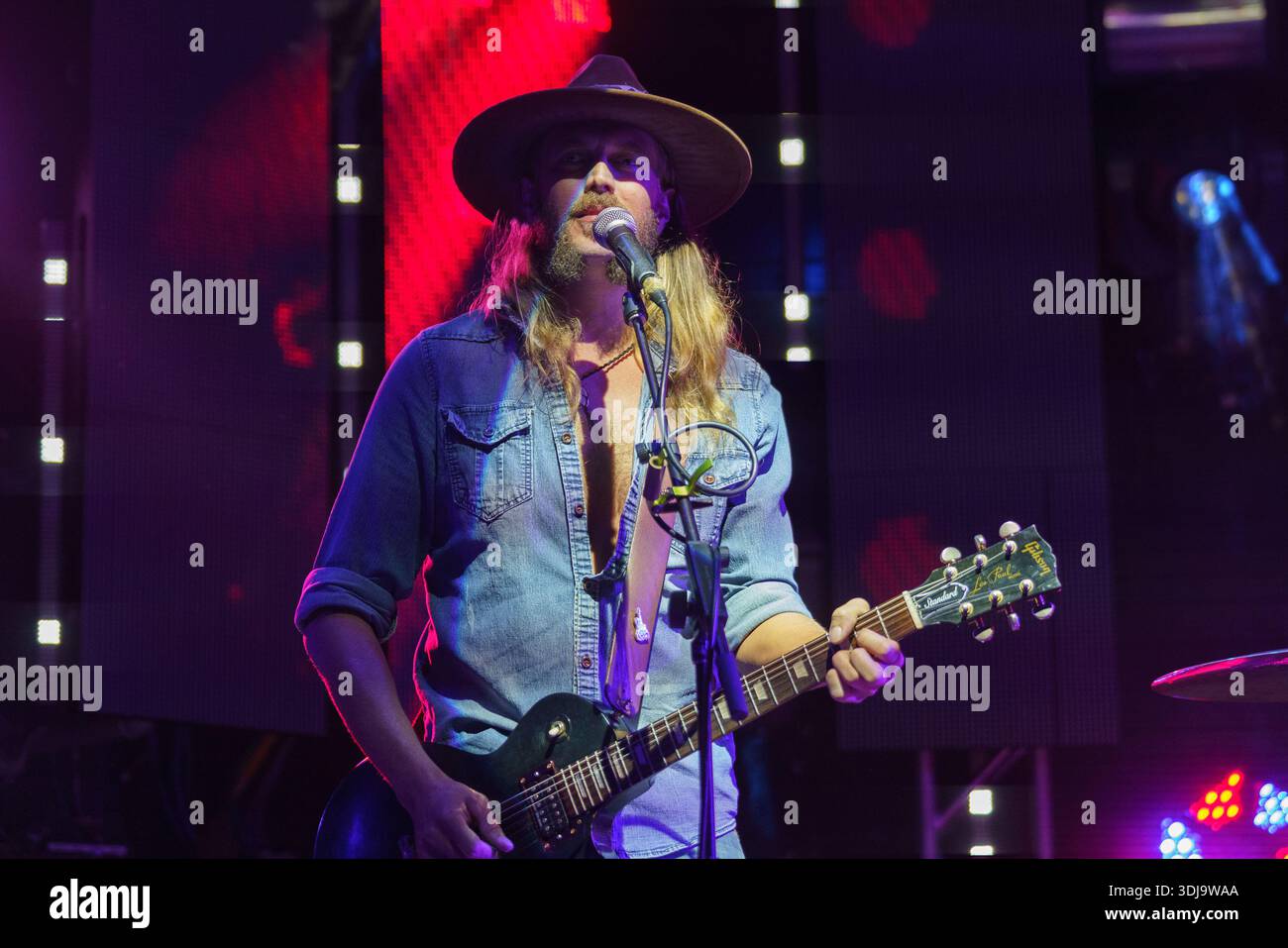 Coby Dante performs with Vern Daysel & The Burning Breeze in Fort ...