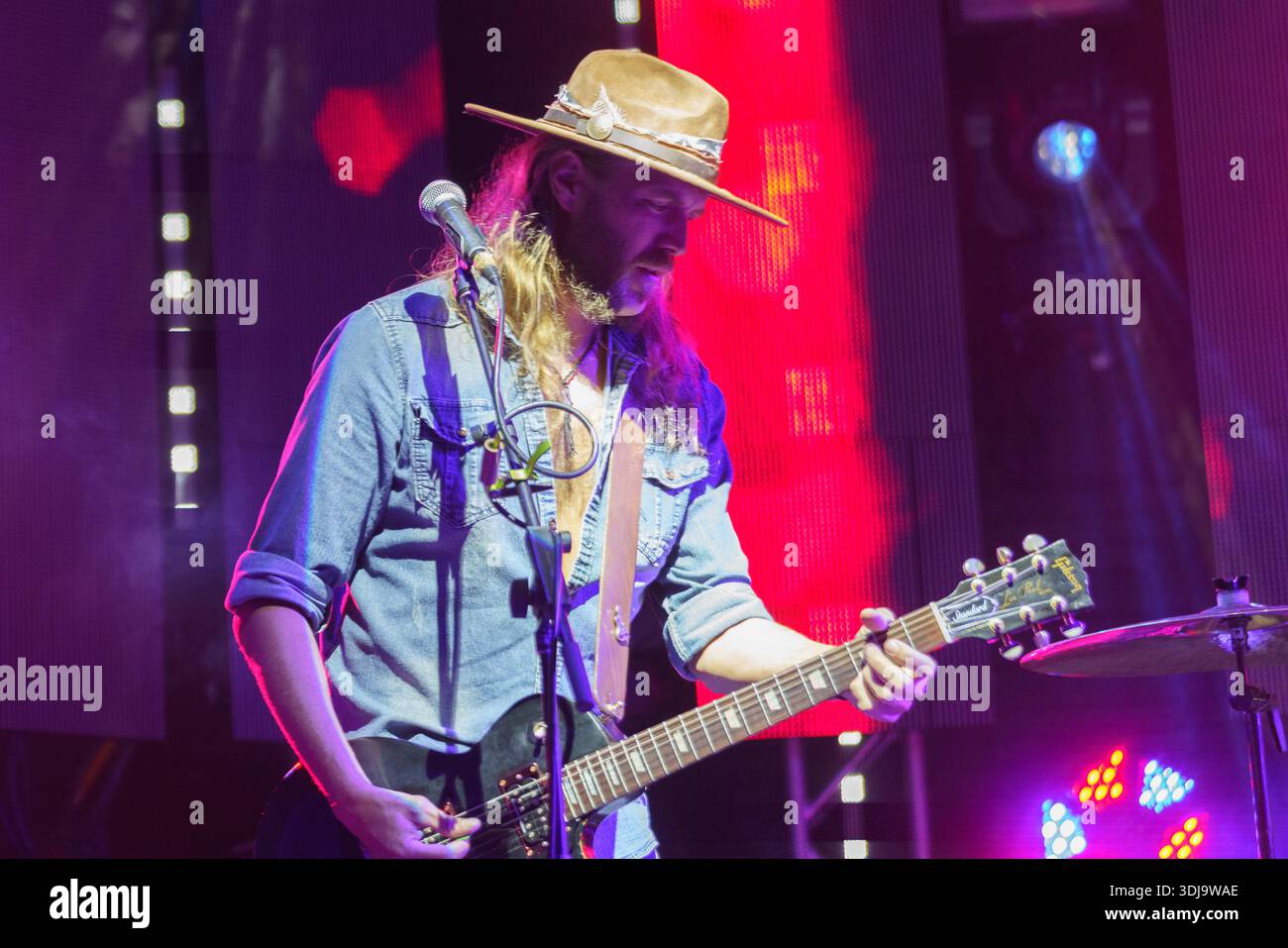 Coby Dante performs with Vern Daysel & The Burning Breeze in Fort ...