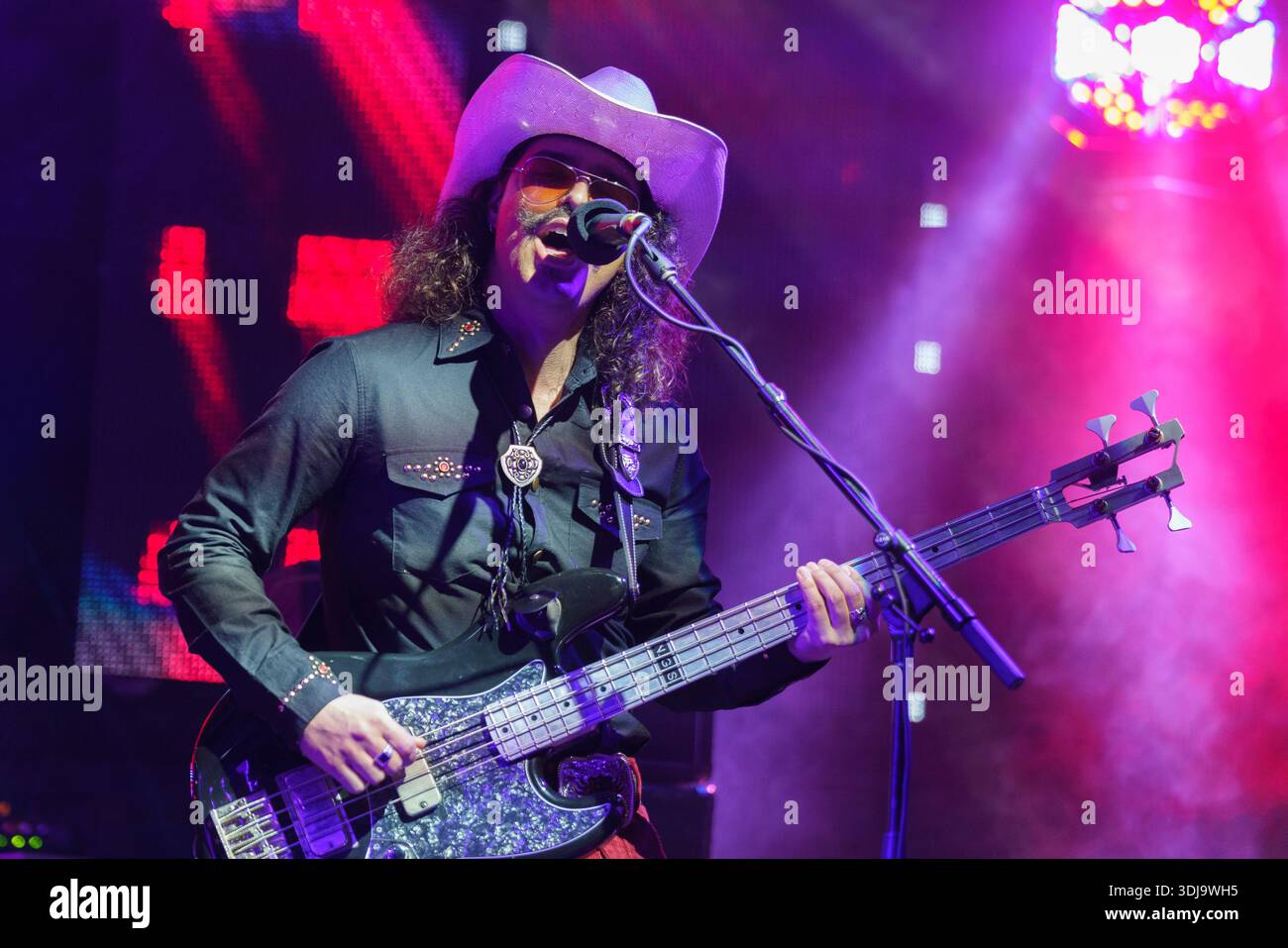 Nico G. Swarley performs with Vern Daysel & The Burning Breeze in Fort ...