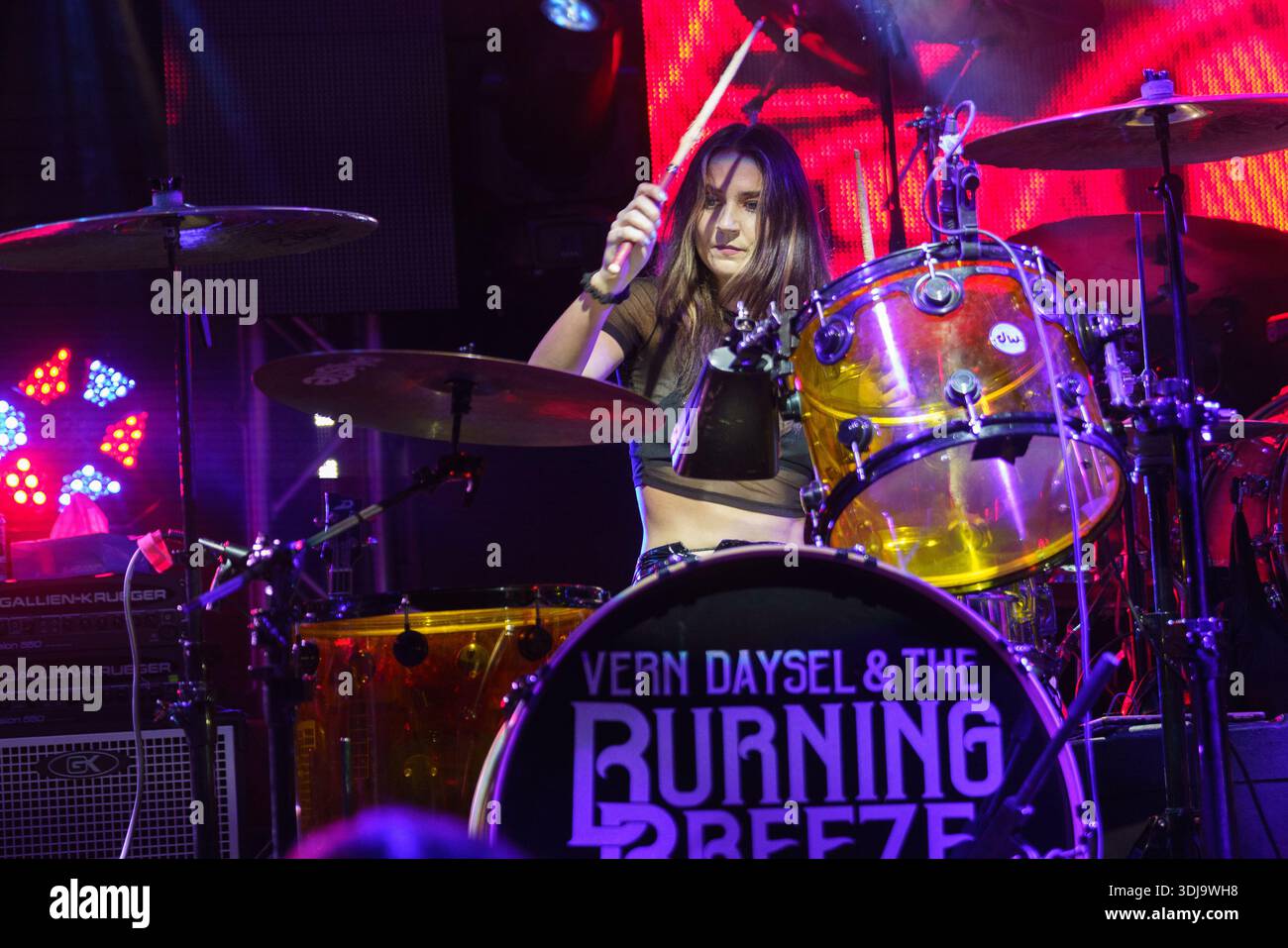 Paige Cantrill performs with Vern Daysel & The Burning Breeze in Fort ...