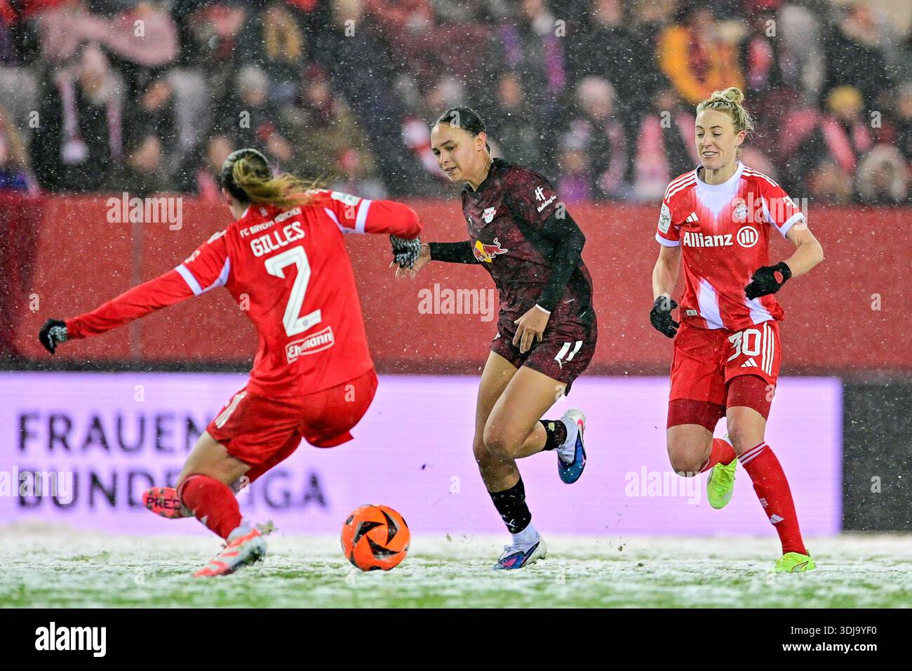 left to right: Vanessa GILLES (FC FC Bayern Munich, FCB, 2) Lisa Baum ...