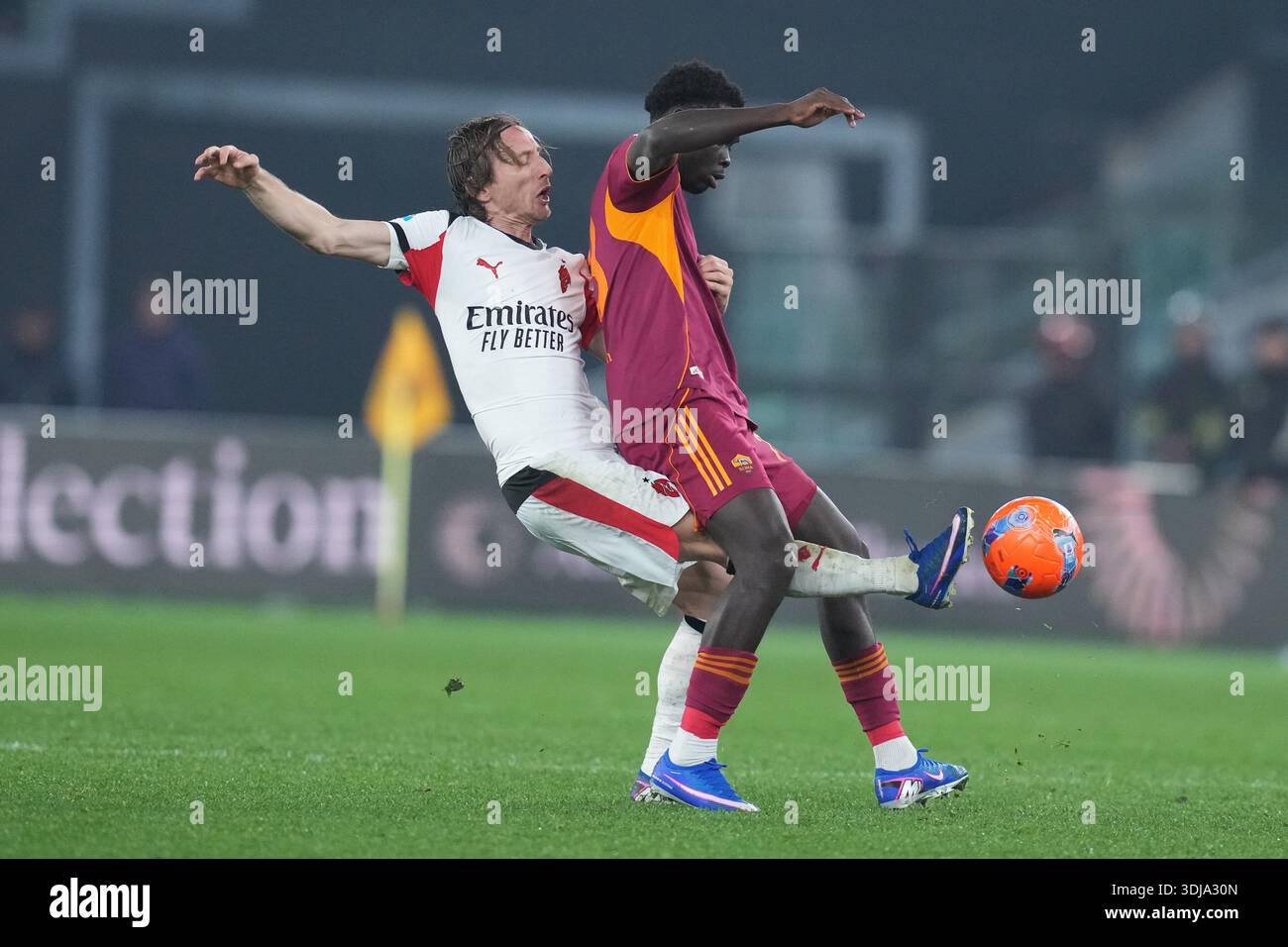 AC Milan's Luka Modric fight for the ball with Roma's Robinio Vaz ...